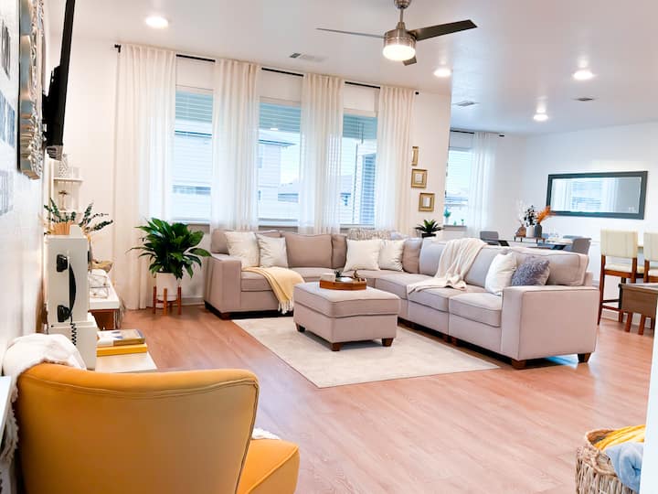 House Near Outlets | Private Cinema, Gym & Firepit - San Marcos, TX