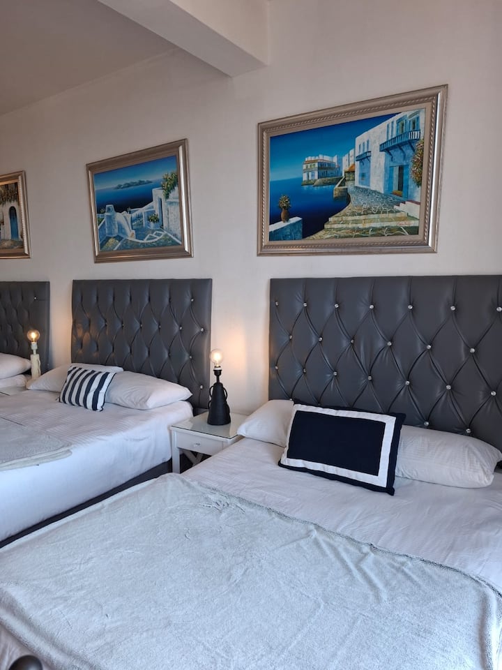 Durban Beachfront Entire Apartment With Balcony - Durban