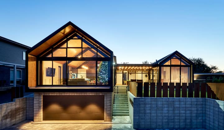 Black Sands – Stylish Coastal Retreat - Raglan