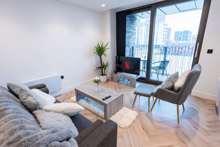 2 Bed City Centre Flat + Balcony + Canal View! - Manchester