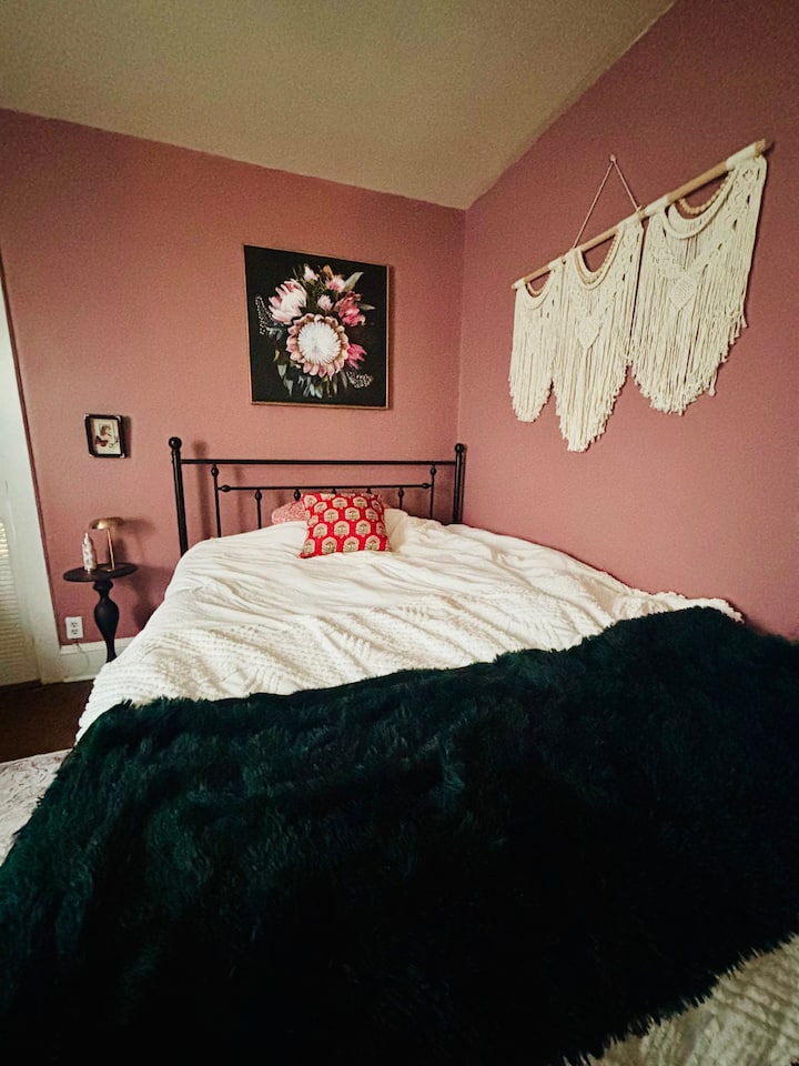 Stylish 1 Bedroom- Close To Naval Base, Beach - Norfolk, VA