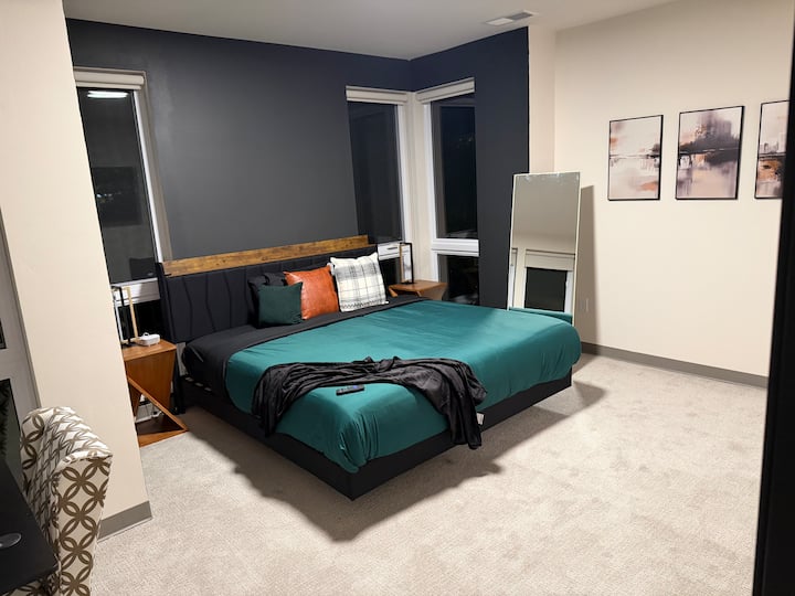 Sky Suite Luxury | Sleeps 8 | Modern High-end Stay - Milwaukee, WI