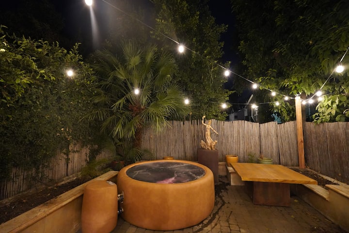New! Hot Tub • Central Sac• Cozy• - Sacramento, CA