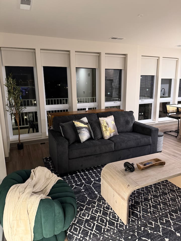 Riverside Skysuite | Chic • Spacious • Bright - Milwaukee, WI