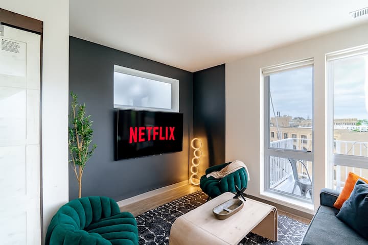 Luxury Riverview Sky Suite | Free Parking*sleeps 6 - Milwaukee, WI