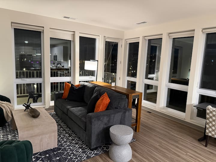 Luxury Riverview Sky Apartment | 1br + Murphy Bed - Milwaukee, WI