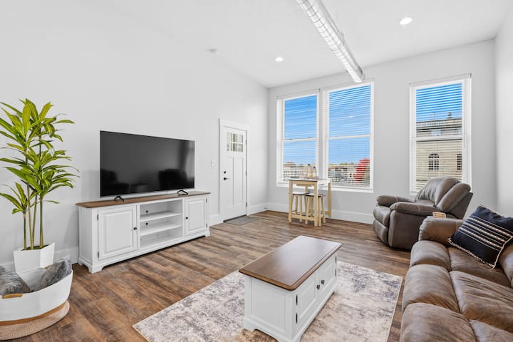 *Brand New* Modern 2bd Apartment On The Square! - Bedford, IN