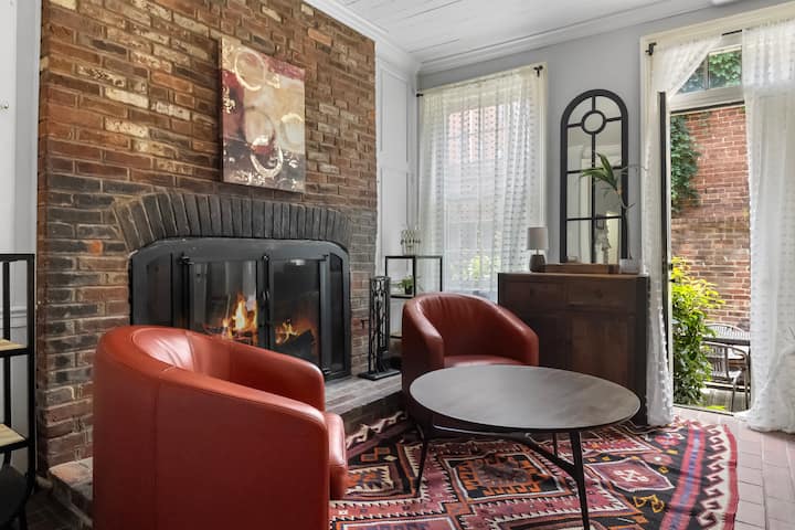 The Colonial Art House | Spacious 5br Historic Gem - Alexandria, VA