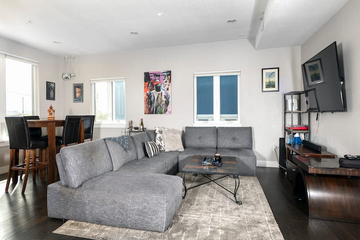 Stylish Urban Escape — Hot Tub & Skyline View - Denver, CO