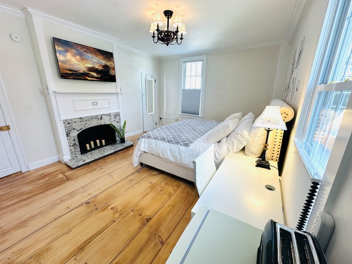 Liz Room In Downtown Exeter Next To Pea - Exeter, NH