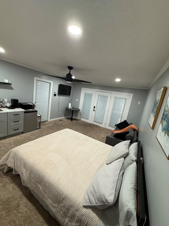 Cozy Studio Retreat In The Heart Of Clayton - Clayton, NC