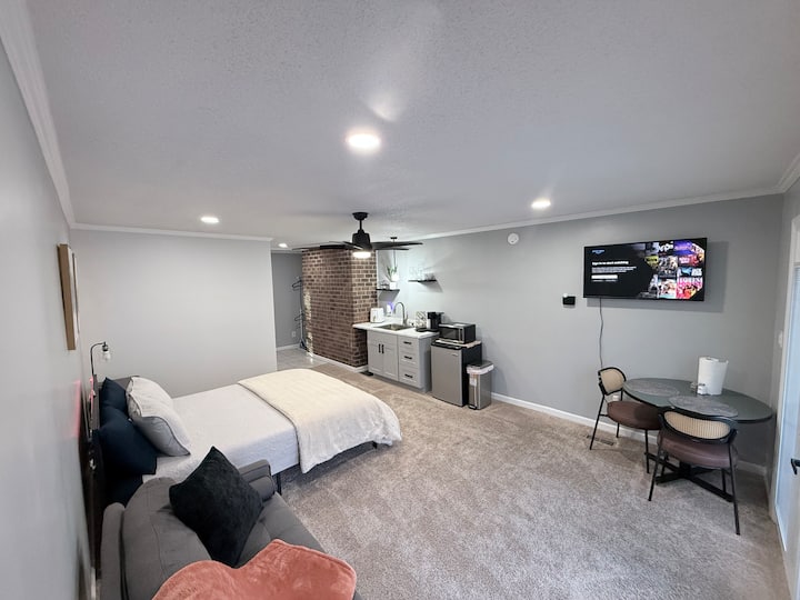 Cozy Studio Retreat In The Heart Of Clayton - Clayton, NC