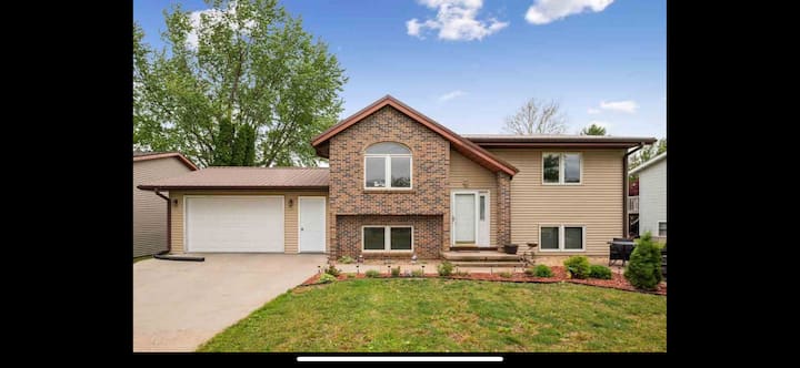 Book Now For New Launch Rates-brooklyn Bungalow - Brooklyn, IA