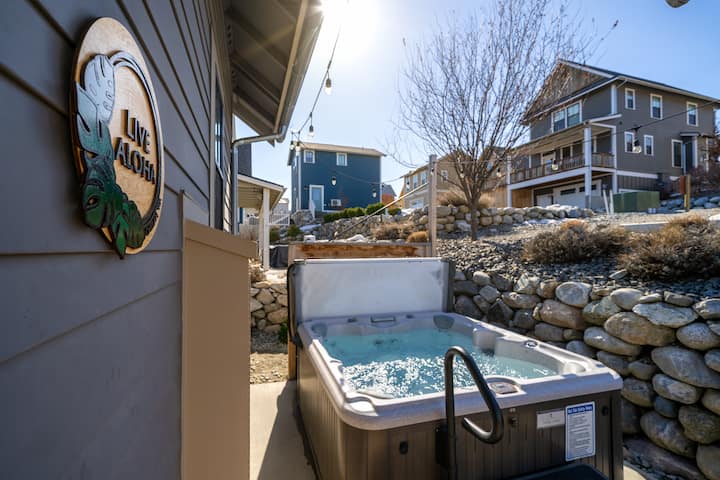 Pvt Hot Tub, Outdoor Games, Porch + Park Views - Chelan, WA