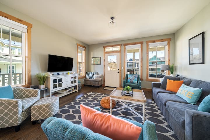 Pvt Hot Tub, Outdoor Games, Porch + Park Views - Chelan, WA
