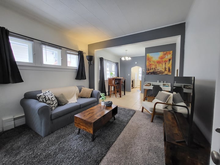 Sunny Apartment Near Hospitals & Downtown W/garage - Sioux Falls, SD