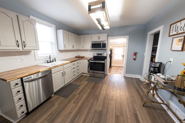 Beachy Downtown Bungalow-bikes & Backyard Fire Pit - Ludington, MI