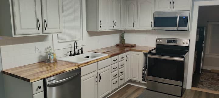 Beachy Downtown Bungalow-bikes & Backyard Fire Pit - Ludington, MI