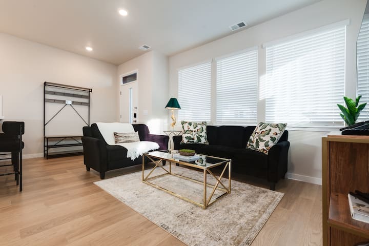 Modern 3 Bed 2.5 Bath Townhome - Hillsboro, OR