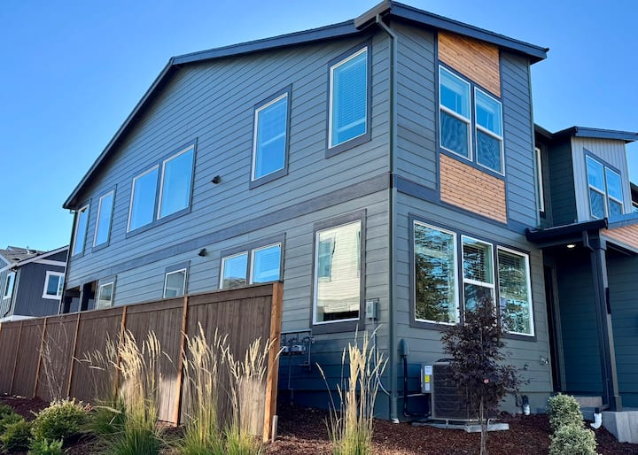 Luxurious & Cozy 3bed 2.5bath Townhome - Hillsboro, OR