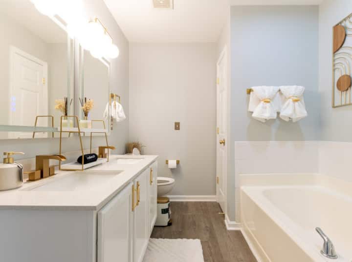 3br Home | Perfect For Families Business Travelers - Raleigh, NC