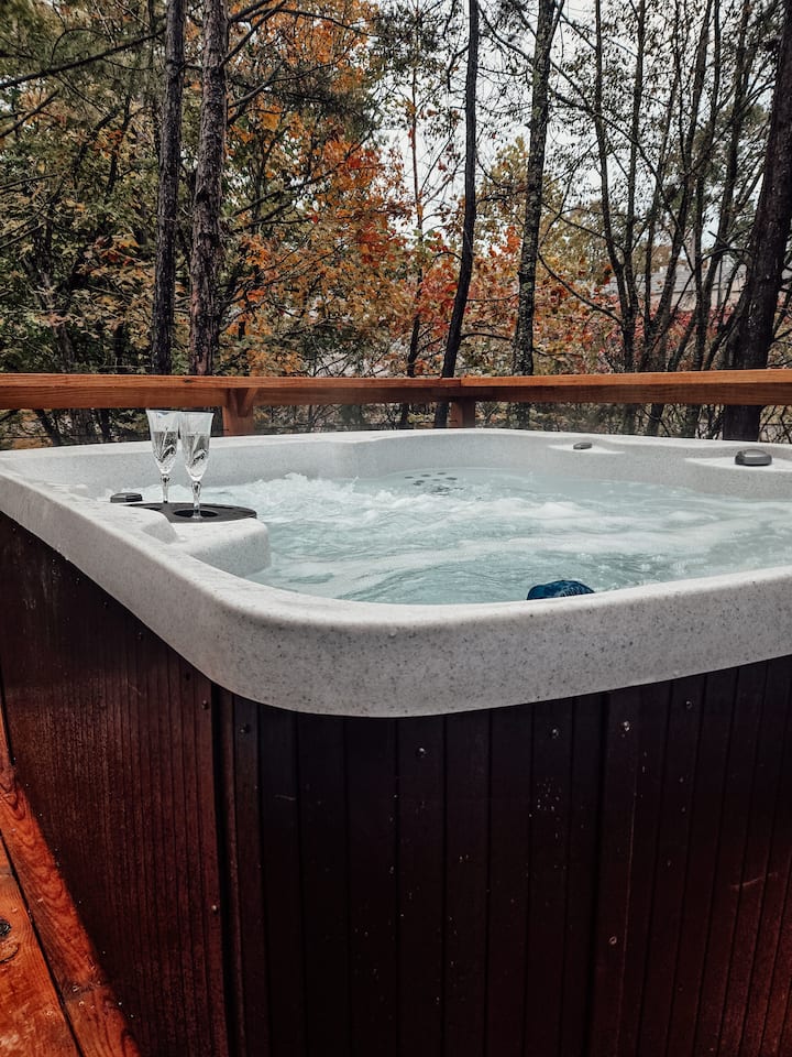 Luxury Forest Cabin W/ Hot Tub • 5 Min To Downtown - Eureka Springs, AR