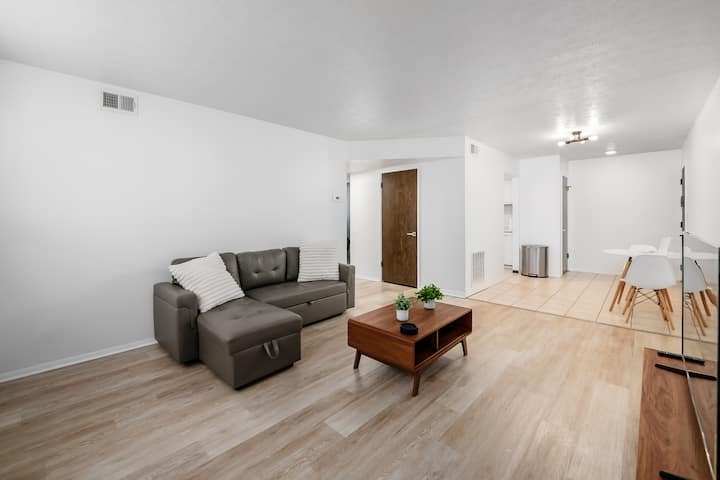 The Chill Spot | Modern 2br Columbus Condo - Columbus, OH