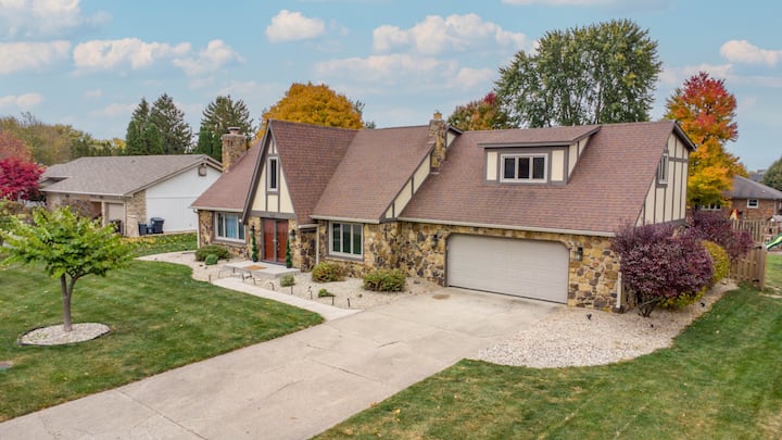Updated 4 Br Home, Pool, Hot Tub, Game Room - Greenwood, IN