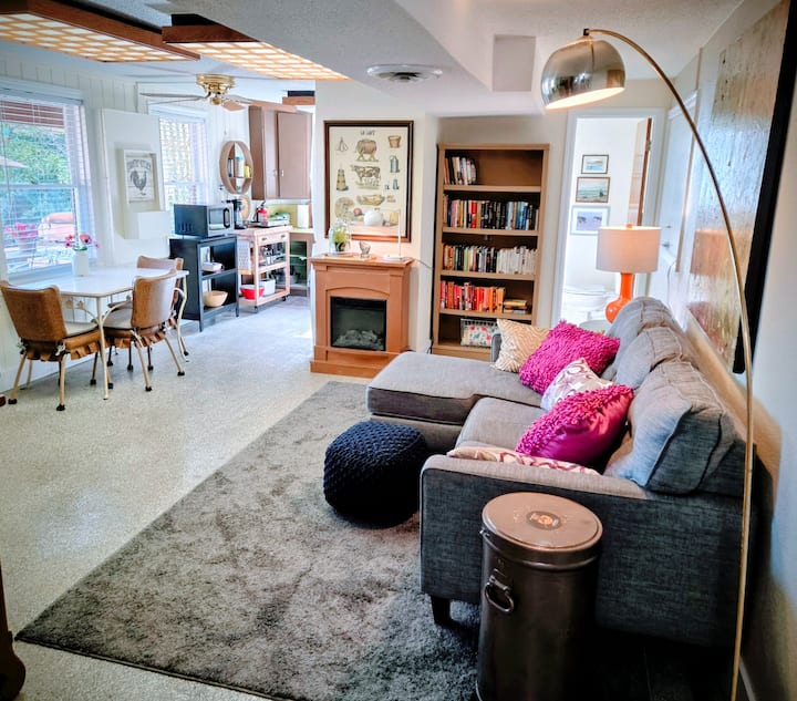 Long Term Sleeps 6 Rose Garden Retreat - Redding, CA