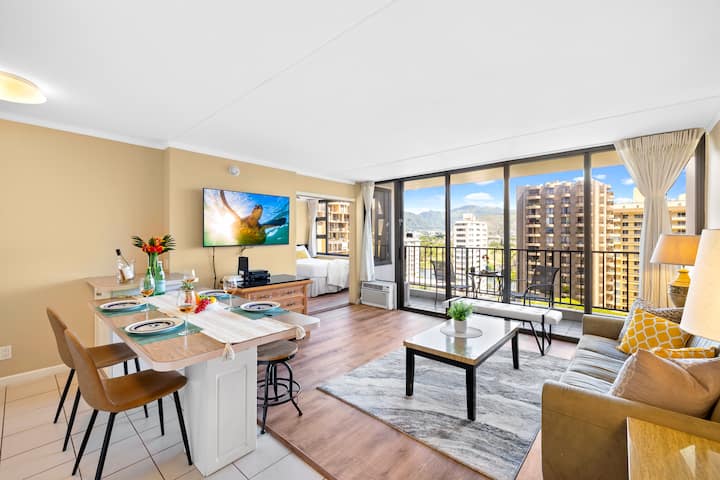 12fl Renovated W/ Mountain View, Lanai & Parking - Honolulu