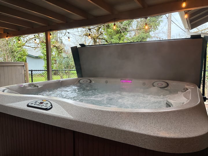 Hot Tub! Projector Tv & 100” Screen In Primary Bed - Eugene, OR