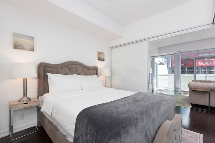 Luxury 1br Condo - City/lake View - Free Parking - Toronto