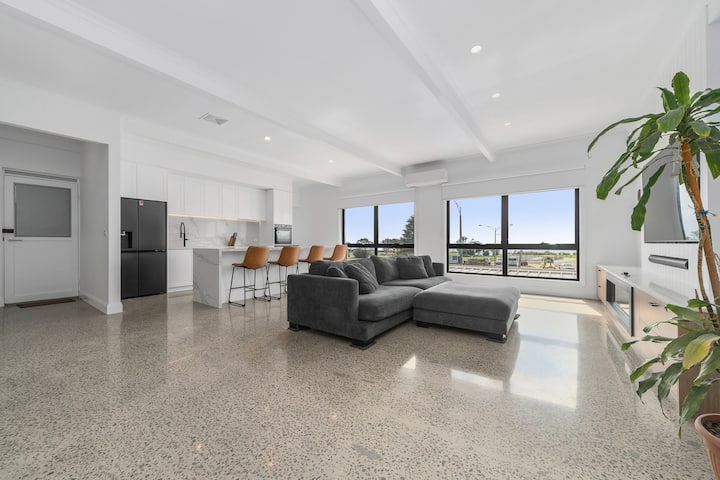 Above It All: Rye Convenience & Style - Opp Beach! - Rye