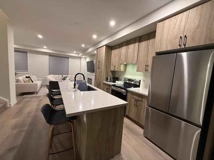 Modern New 4br Home | Sleep 8 | King, 2q | Ev&gar - Markham