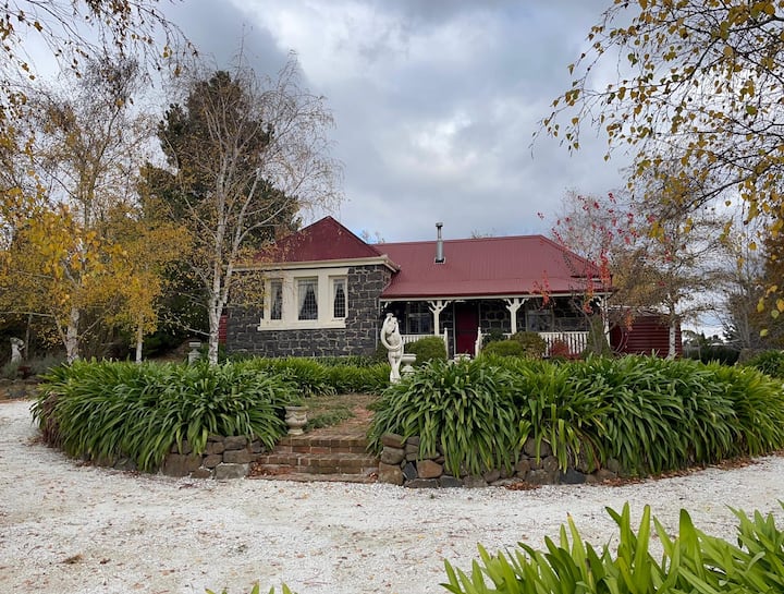 Colonsay: Historic 1870s Schoolhouse Escape - Millthorpe