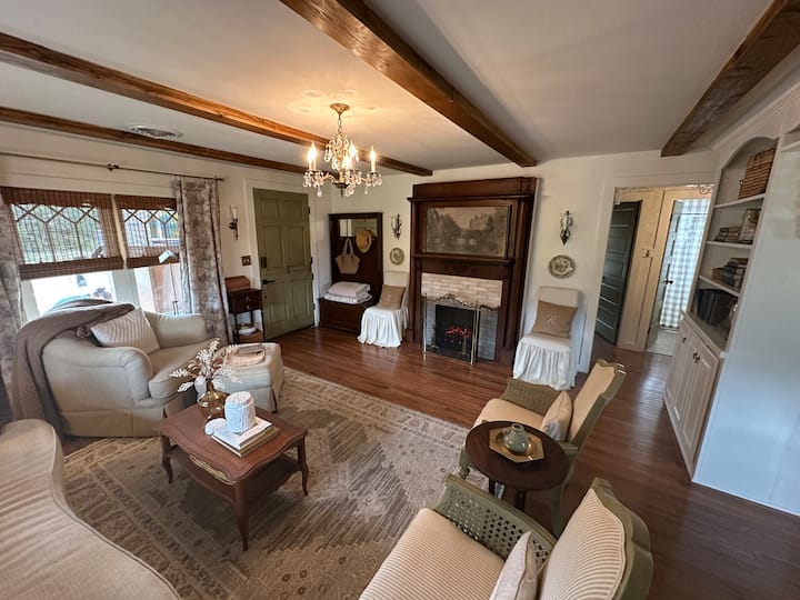 Old Military Road Cottage - Mountain Home, AR