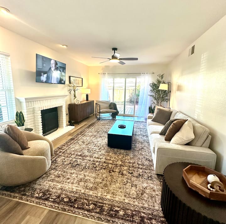 Private 2 Bedroom Townhome Near Shopping & Dining - Escondido, CA