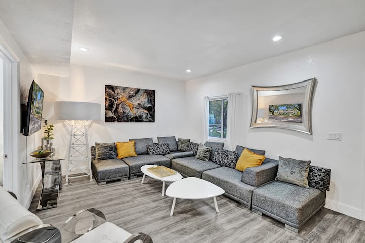 New Years/8bd+2xden/4bath/8min-from-sobe/26sleeps/ - The Bahamas