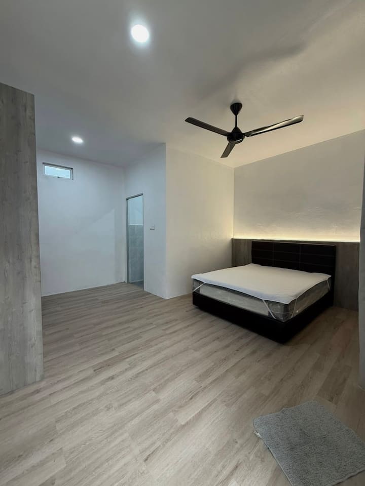Comfortable Studio Room | Ensuite Toilet & Pantry - Bintulu