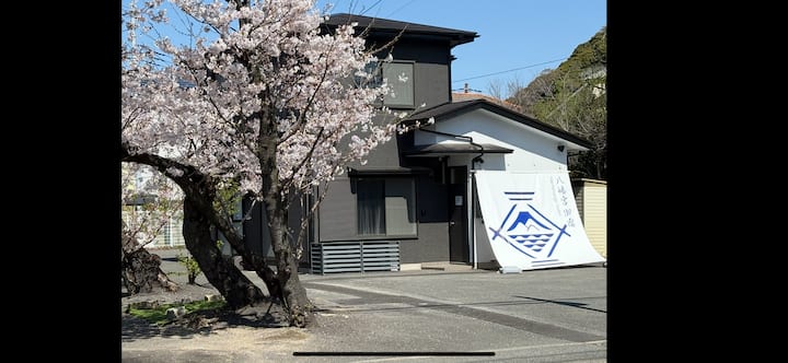 【鶴岡八幡宮徒歩2分】無料駐車場隣接(複数台)|桜(敷地内)|新フルリノベ|一棟貸|最大10名相談可 - 鐮倉市