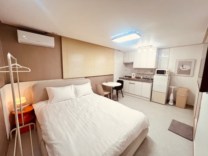 08#신규오픈#홍대입구역 도보 2분#무료짐보관 - Seoul