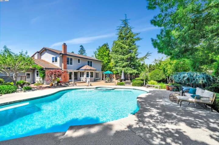 Large Family Home With Backyard Oasis - サン・ラモン, CA