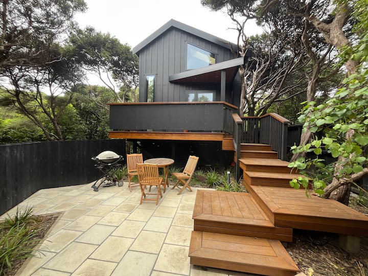 The Gatehouse
Treehouse In Pukerua Bay - New Zealand