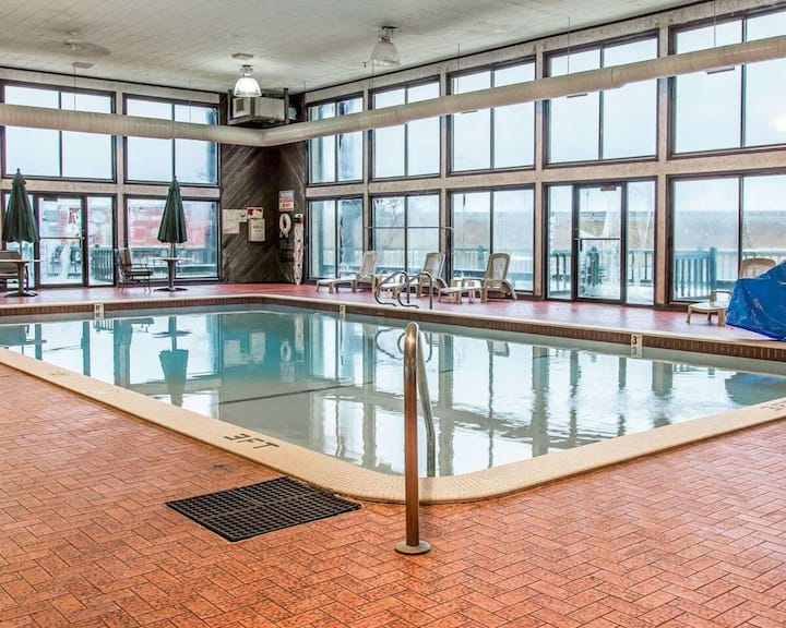 Alpine Gaylord King Suite: Pool, Gym & Breakfast - Gaylord, MI