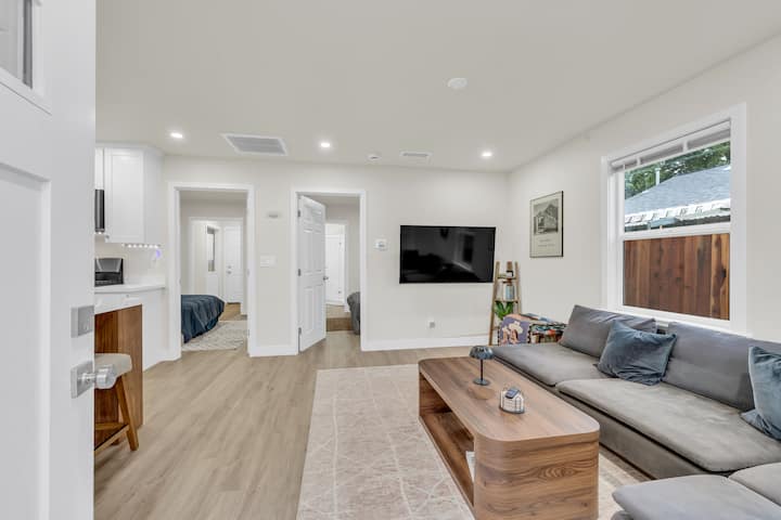 Cozy Bungalow Near Downtown & Stadiums! - West Sacramento, CA