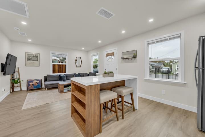 Cozy Bungalow Near Downtown & Stadiums! - Sacramento, CA