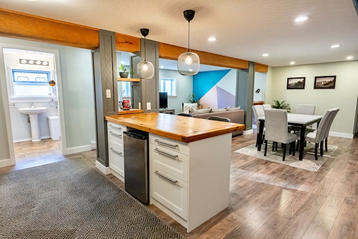 Spacious & Charming Suite Near The Ocean W/sauna! - Saanich