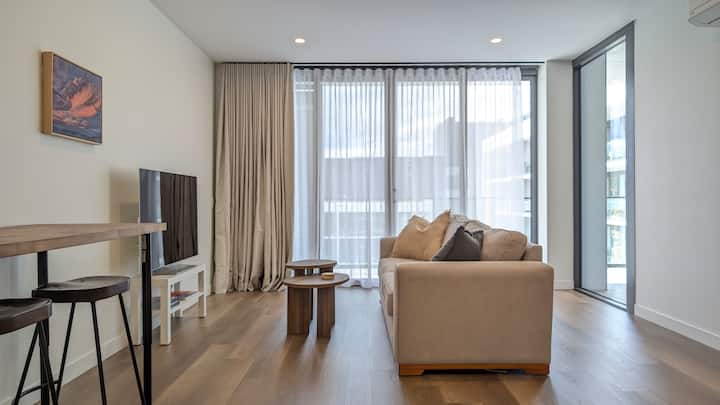 Quiet, Mountain View, Shops, Secure Parking. - Canberra