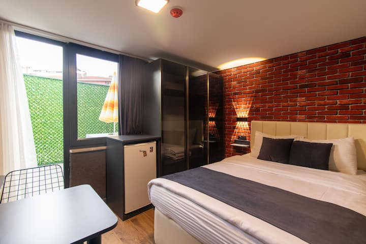 Chic And Cozy Hotel Room With Balcony In Maltepe - Kartal