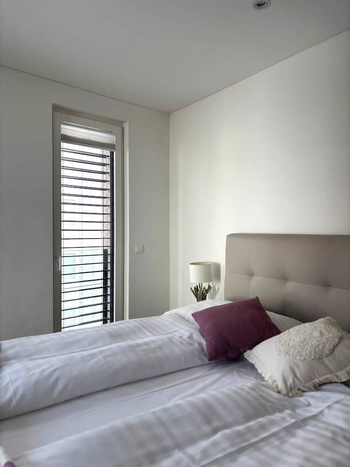 Chambre Double Avec Grand Lit Et Cuisinette - Neuchâtel